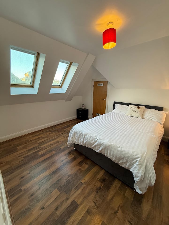 Apartment - Sleeps 4 - Parking - Wifi - Colchester