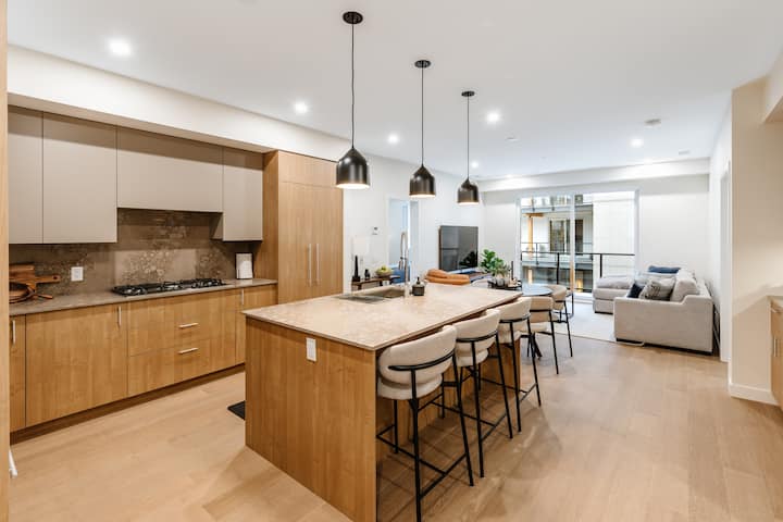 Zara | Aurelia Lakeview • Near Hiking Trails - Lake Country