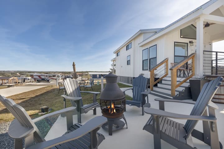 Tiny Bee - Cozy 1br + Loft Tiny Home - Luckenbach, TX