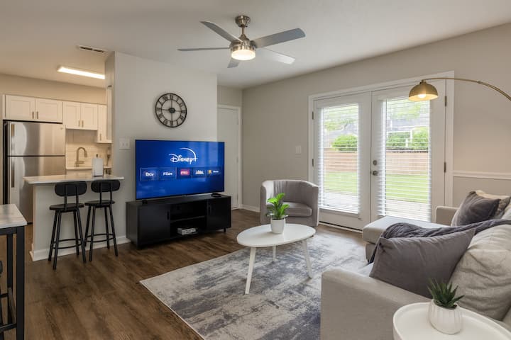 Charming 2br Hoover Retreat W/ Easy Parking - Hoover, AL