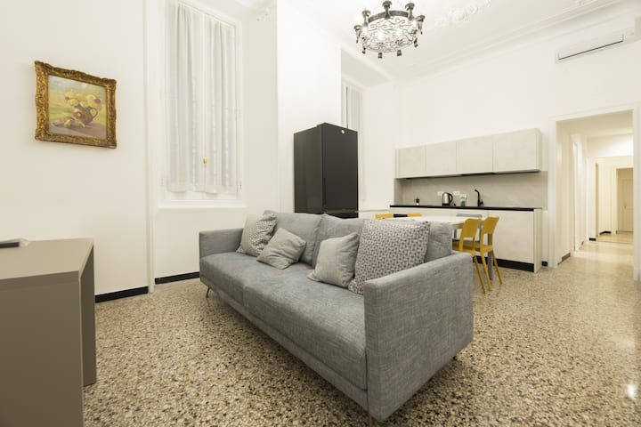 Airy 5-bedroom Flat With Balcony In Central Genoa - Genua