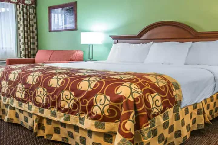 Convenient Room Near Downton With Hot Breakfast - Kalamazoo, MI