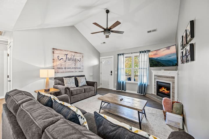 Family Getaway- Hot Tub | Game Room | Pet Friendly - Pigeon Forge, TN