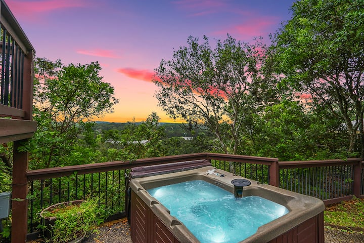 Cliffside Guadalupe River Retreat In Gruene - New Braunfels, TX