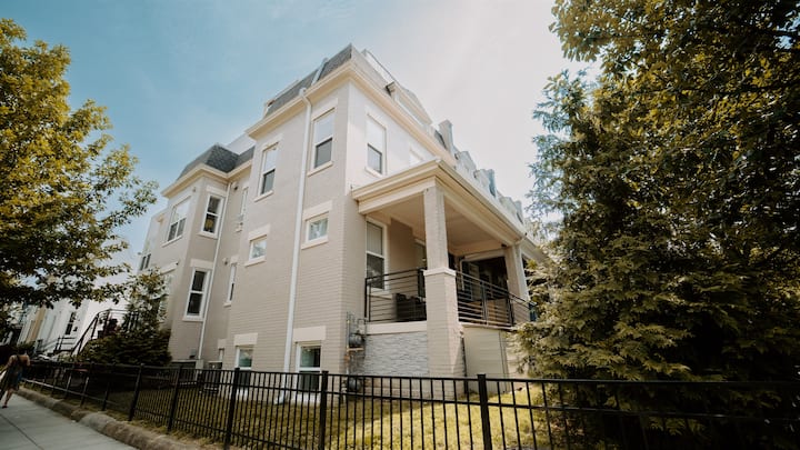 4br Spacious Dc Stay |Private Deck | Free Parking - Washington, D.C.