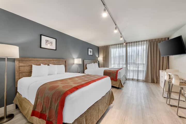 Ramada Marco Polo | Deluxe Queens City View - North Miami, FL