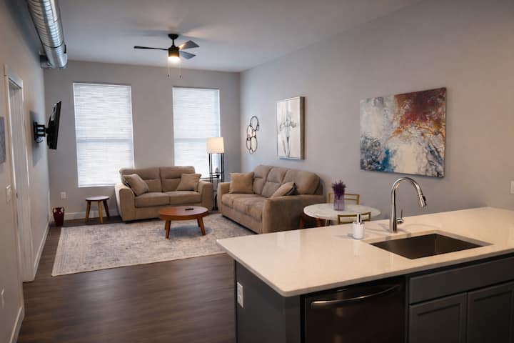 Prime Downtown Eau Claire 1br | Uwec & Hospital - Altoona, WI