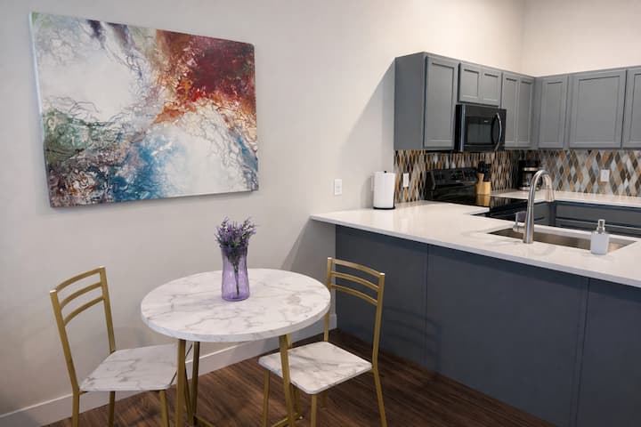 Prime Downtown Eau Claire 1br | Uwec & Hospital - Altoona, WI