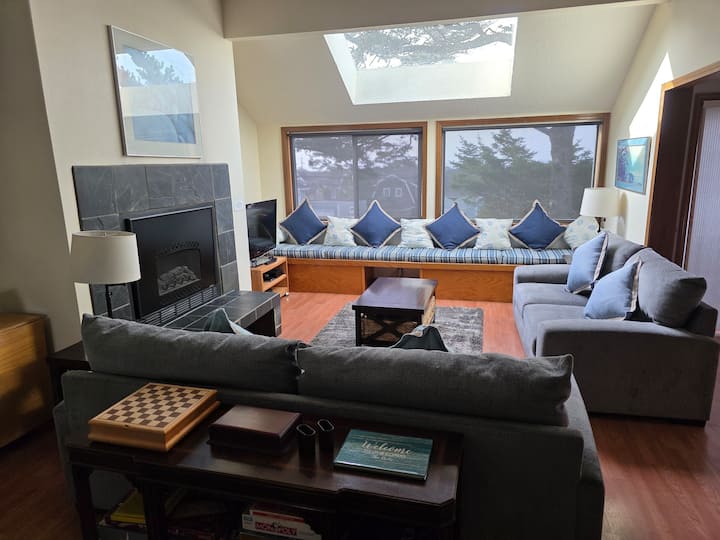 Cannon Beach Condo Ocean Views 1.5 Blocks To Beach - Cannon Beach, OR