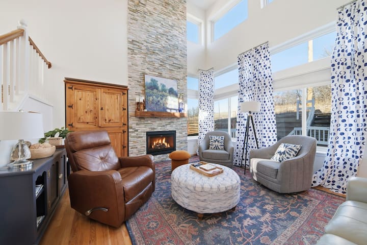 Modern 4 Bedroom Castle Rock Home - Castle Rock, CO