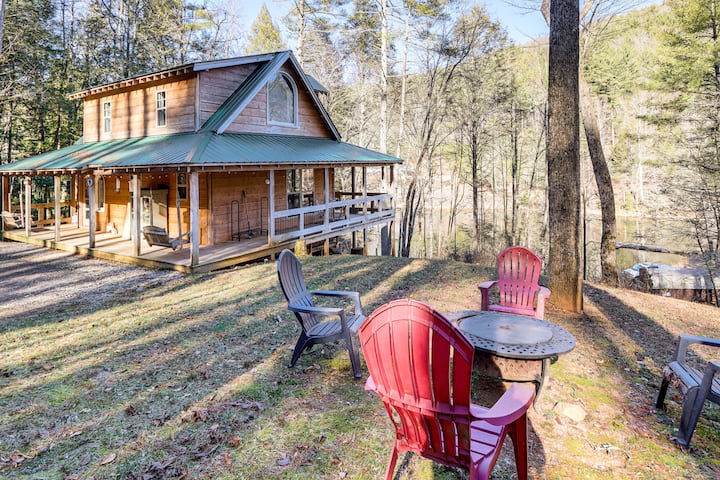 Newly Refreshed! Suches Cabin W/ Deck, Fire Pit - Suches, GA