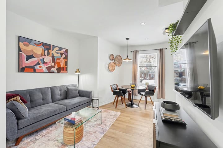 Boutique 2br Suite Near Train Stn! - Toronto