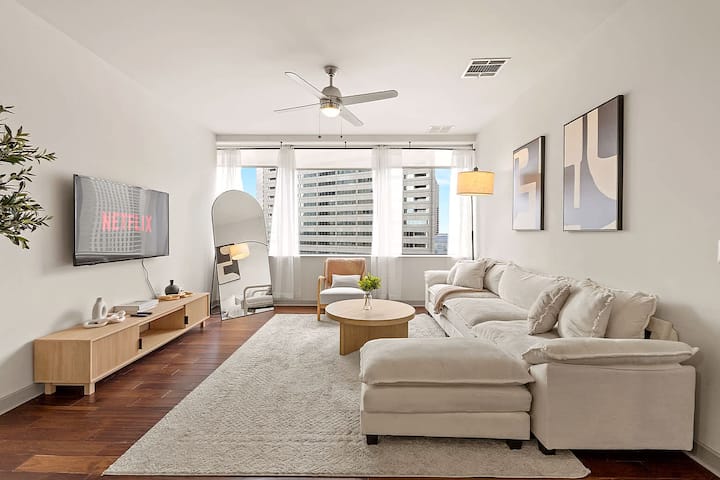 24th Floor Downtown 2br | Free Parking • Pool •Gym - Dallas, TX