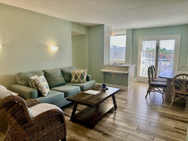 Beachside Cozy Condo - Daytona Beach, FL