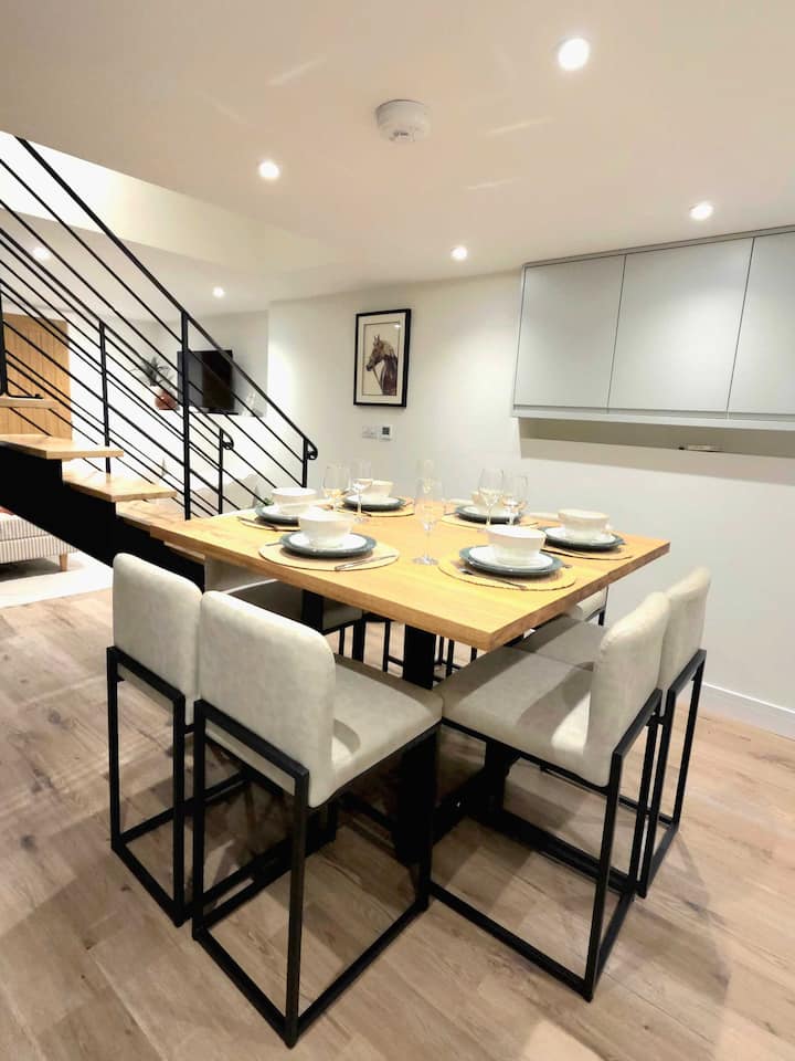 Vibrant Big 4br | 2 Bath | Home | Cntr Cheltenham - チェルトナム