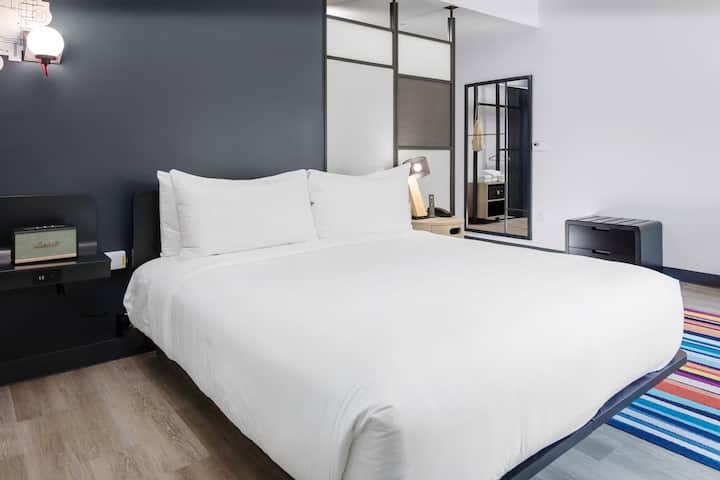 Aloft Orlando Lbv | 1 King | Outdoor Pool Access - Lake Buena Vista, FL