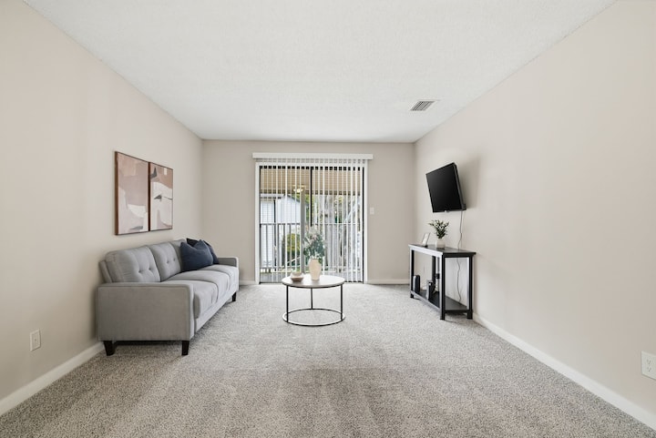 Stylish Unit With Smart Layout & Light - Duluth, GA