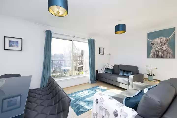 Bright 3 Bed Apt Overlooking River, Sec & Hydro - Glasgow