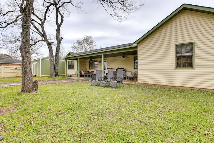 Pool & Large Covered Patio! Decatur Family Getaway - Decatur, AL
