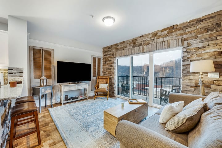 Stylish Downtown Lynchburg Loft On The Bluffwalk - Lynchburg, VA