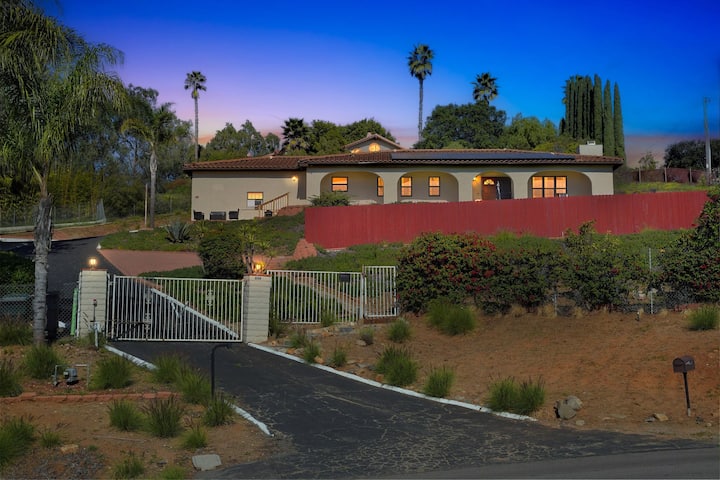 Hilltop Retreat | Games/hot Tub/golf/basketball - Vista, CA