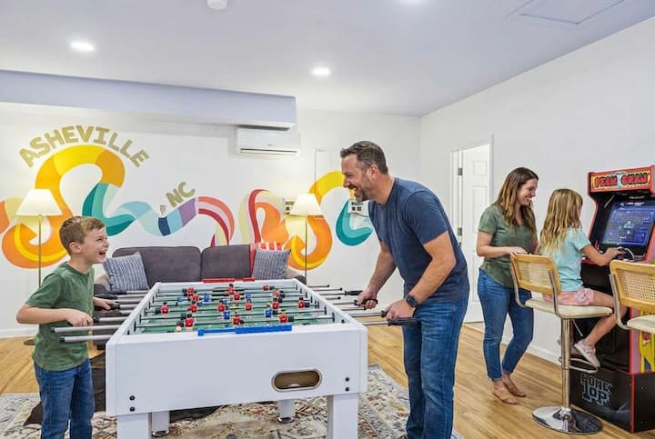 Sleeps 20 • Sport Court • Game Room • Grill • Spa - Asheville, NC