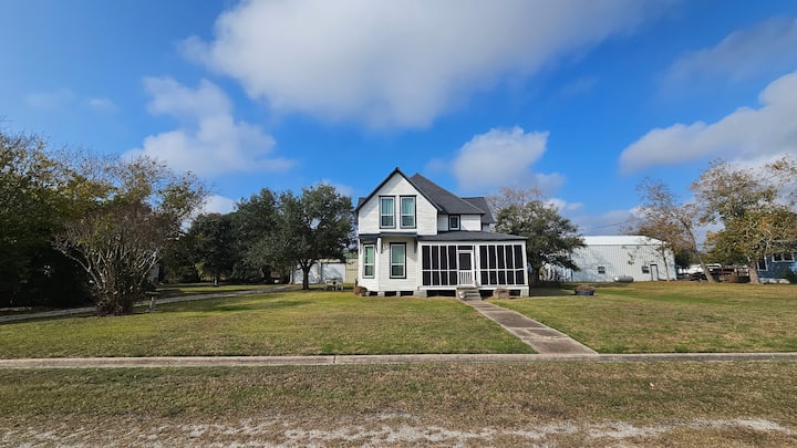 Spacious House, Great Location, Sleeps Up To 10 - Matagorda, TX