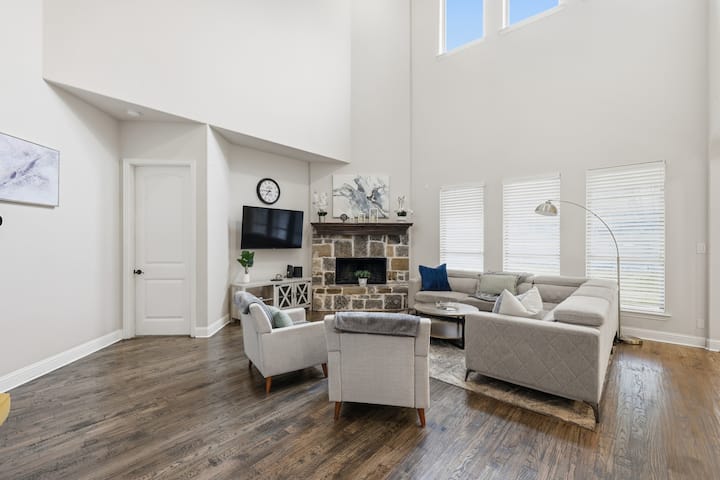 5b Luxe Frisco Retreat W/ Private Cinema & Yard - Allen, TX