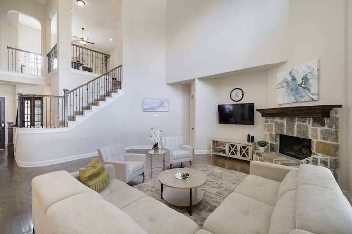 5b Luxe Frisco Retreat W/ Private Cinema & Yard - Allen, TX