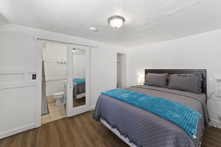 Atomic #6 I Downtown I Historic I Trailer Parking - Moab, UT