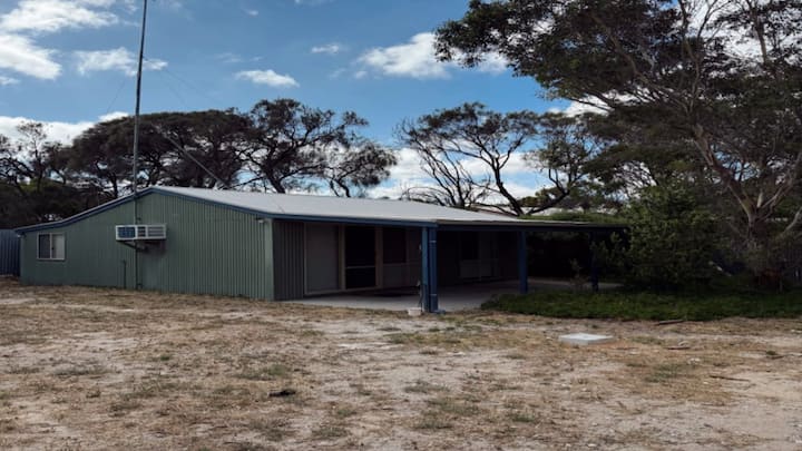 Gone Fishing -Set Amongst Trees, Close To Beach - Coffin Bay