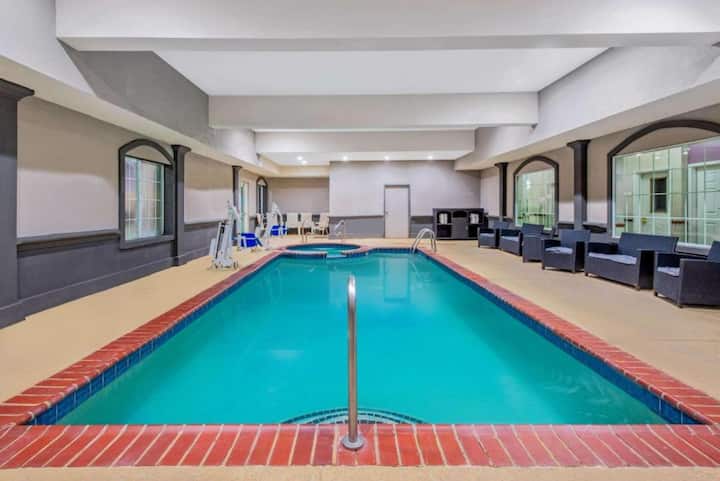 Relax In Gainesville | Pool, Breakfast & Wi-fi - Gainesville, TX