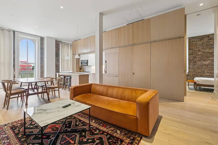 Chic 2br In Historic Schoolhouse W/ Private Balcon - Metairie, LA