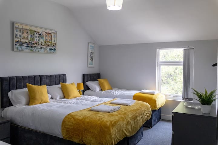 4-bed Home | Parking Included | Great For Groups - Coventry