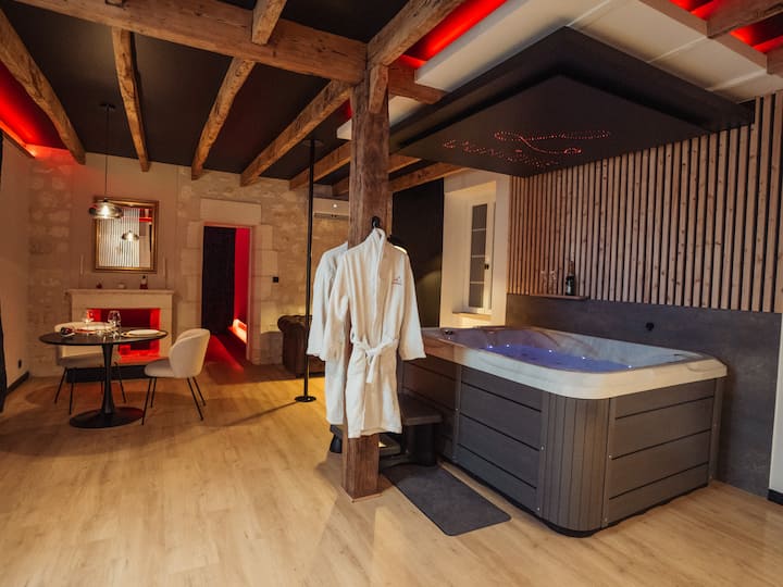 L’unique Love Room Romantique | Jacuzzi - Angoulême