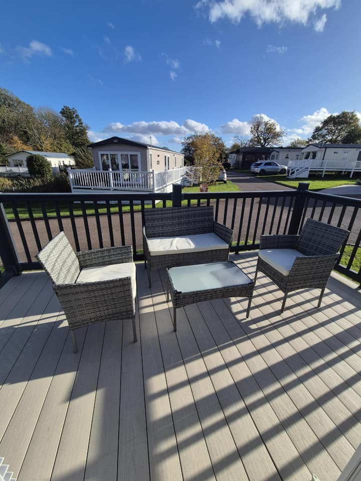 Caravan With Front Decking & Pond View Ref 60018r - Suffolk