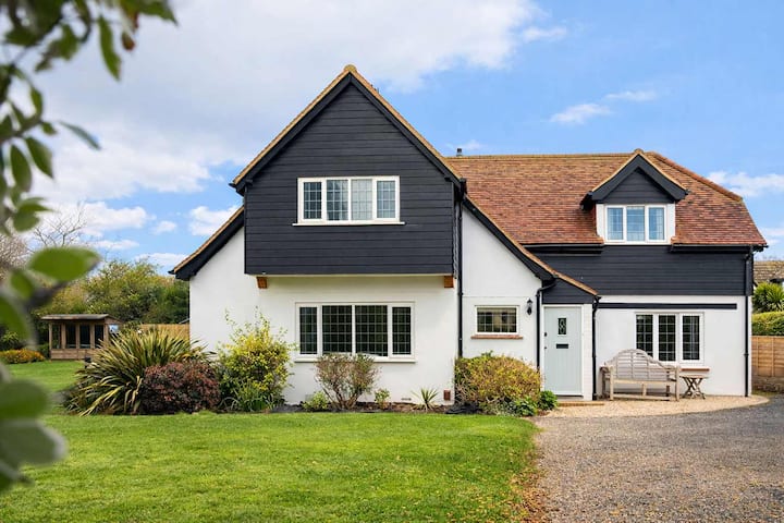 Spacious Coastal Family Home, Sleeps 8 - Bognor Regis