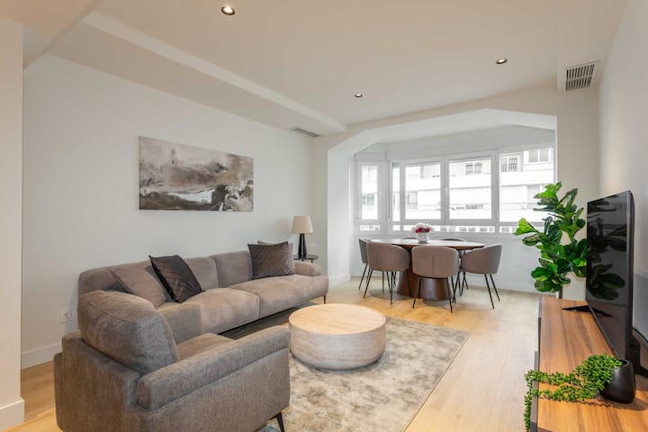 Sunny & Modern 2-bed Flat Near Plaza Castilla - 마드리드