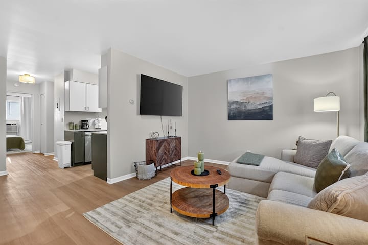 Newly Remodeled + Modern + 1 Bed/1 Bath Near Airpo - Lansing, MI