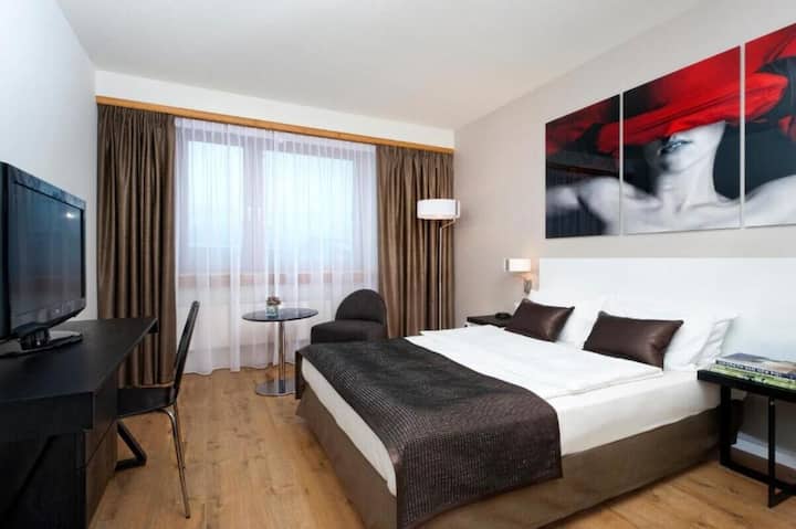 Standard Double | Wyndham Stuttgart | Pet Friendly - Stuttgart