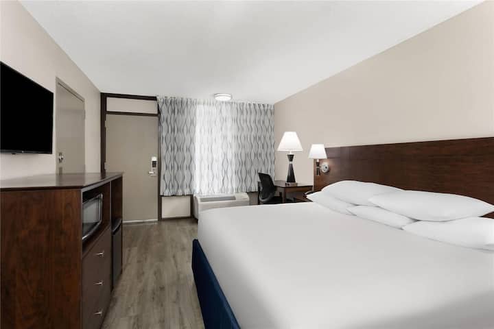 Enjoy Budget-friendly Room Near Disney | Pool - Orlando, FL
