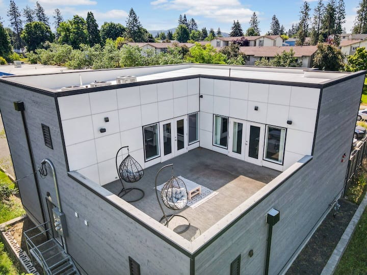Modern Top Floor 2br 1ba W Private Rooftop Patio - Spokane, WA