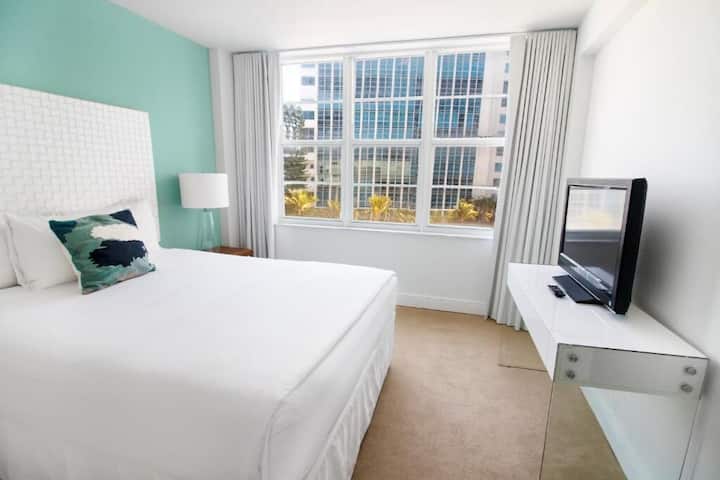 2 Bdr Suite W/ Balcony And Living Area - Miami Beach, FL