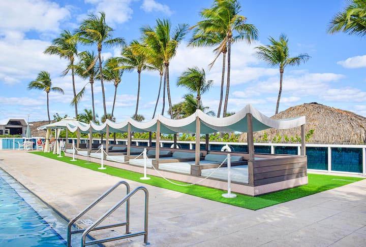 Spacious Suite With Balcony, Pool & Beach Access - South Beach, FL