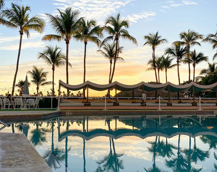 Walk From The White Sand! Outdoor Pool Access! - Miami Beach, FL