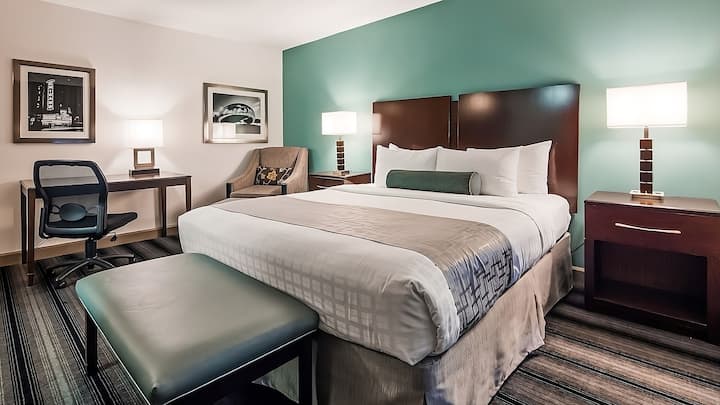 Perfect Destination! Onsite Bar And Restaurant! - Chicago, IL