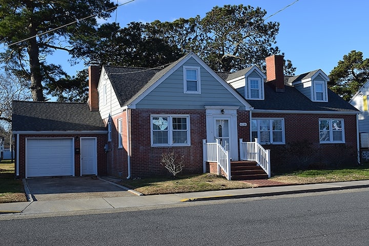 Gingoteague - In Town, Nicely Appointed, Firepit - Chincoteague, VA