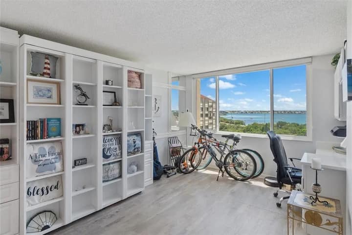 Waterfront Isla Del Sol Condo W Balcony & Pool - Gulfport, FL