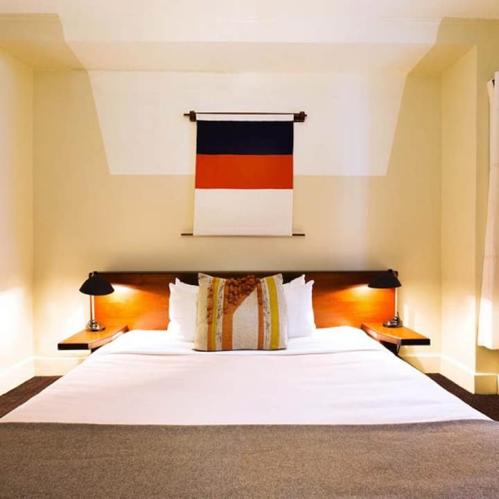 Downtown Stay + Restaurant & Gym - Chicago