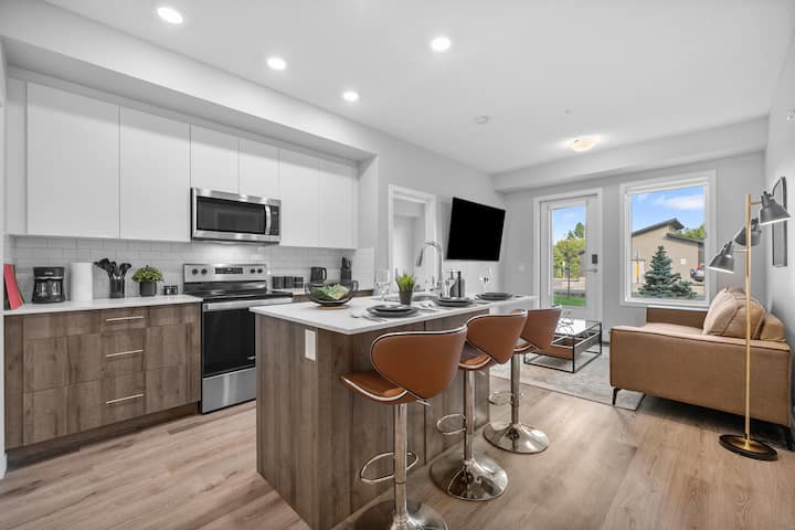 Inglewood Modern Condo 2br, Parking, Ac, 75" Tv - Canada